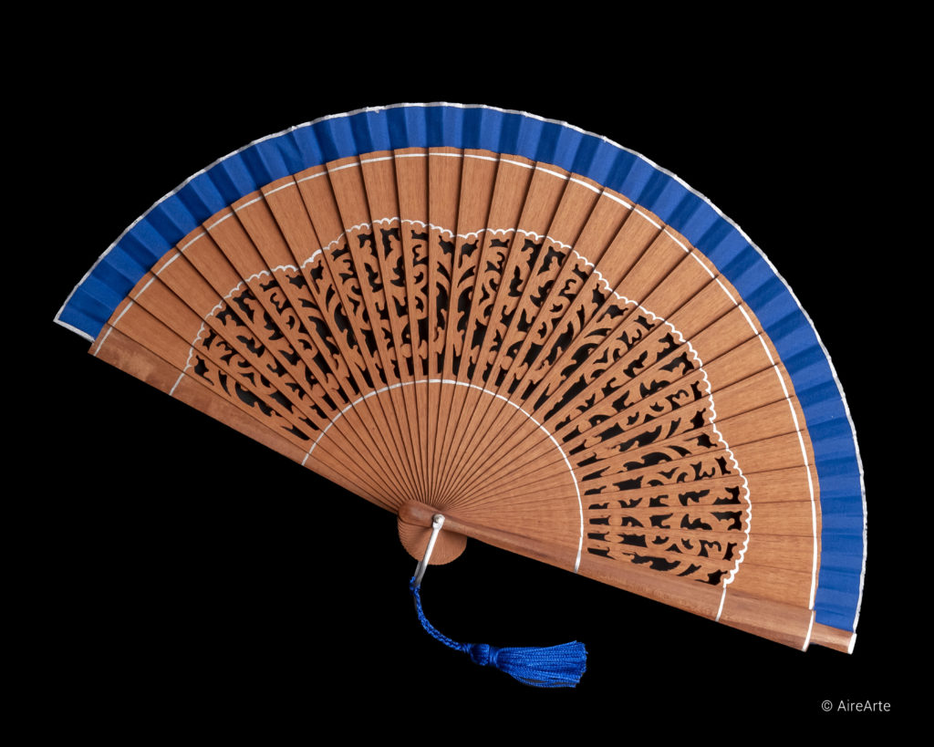 Abanico CALADO MADERA AZUL KLEIN 23cm — Abanicos Airearte Sevilla